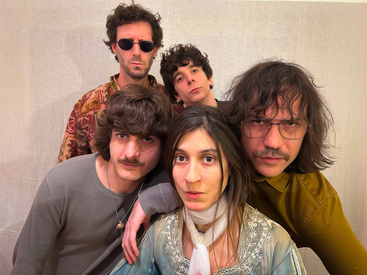 El Mundo Imaginario y Máximo Disfrute lanzan «Algo brillará»: un hit ...